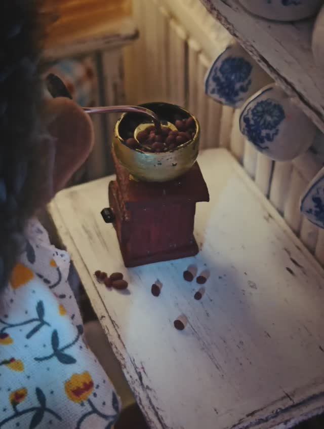 Мультик с запахом кофе. The cartoon with a coffee smell. Музыка: Мусоргский -Рассвет на Москве-реке.