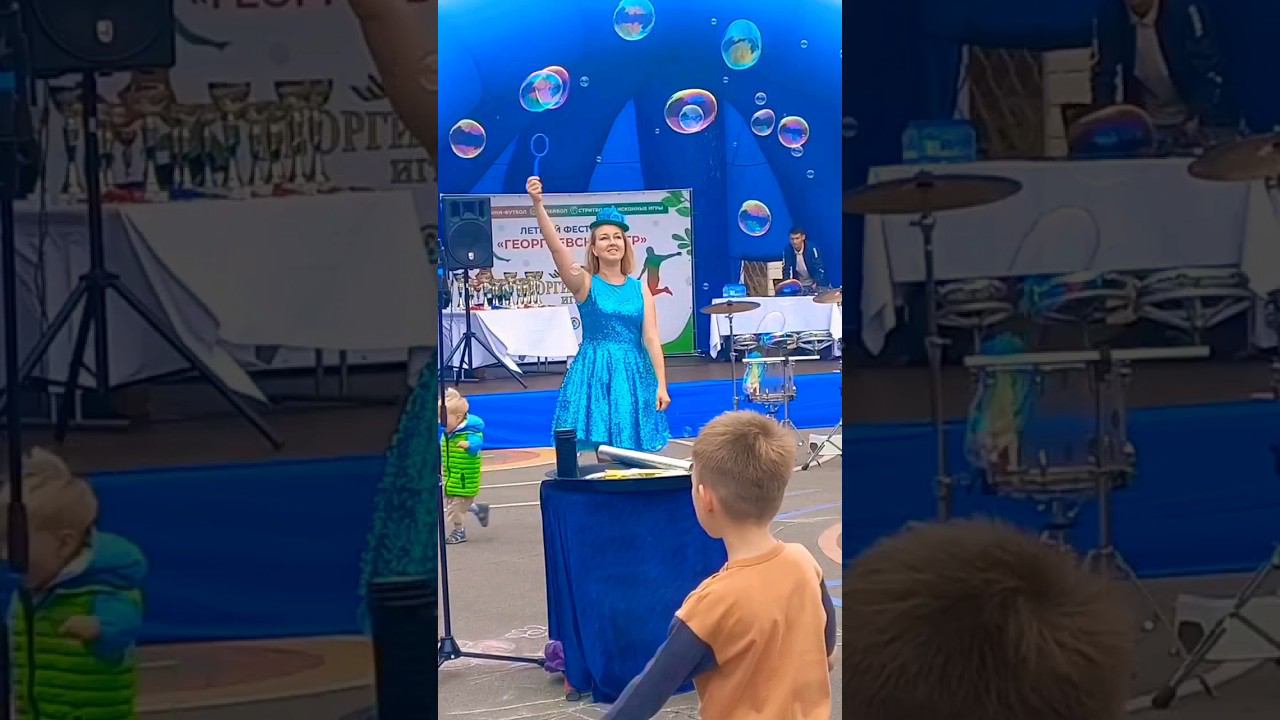 Завораживающие мыльные пузыри #актриса #шоу #шоумыльныхпузырей #magic #театр #трюк #мыльныепузыри