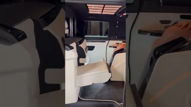 Мужчина средних лет снимает блондинку в автомобиле представительского класса