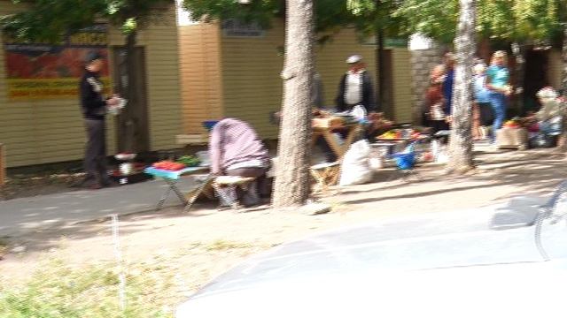 Разбрасываем мусор на улице в социальном эксперименте