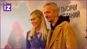 Пешком, вместе с мужем: детали возвращения Собчак в Россию / Известия