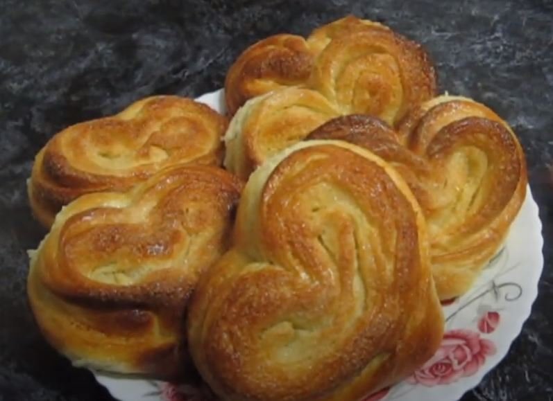ТЕСТО КАК ПУХ! ПЛЮШКИ С САХАРОМ. Пирожки с яблоками сладкие.  Сдобная выпечка. ДРОЖЖЕВОЕ ТЕСТО..mp4