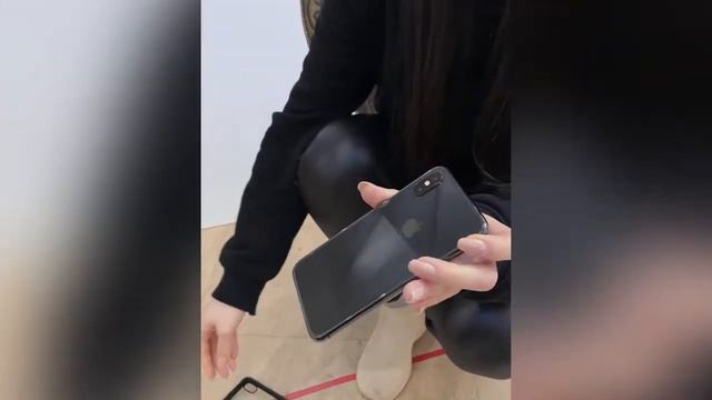 ДЕВУШКА РОНЯЕТ ТЕЛЕФОН _ УПАЛ НА ПЛИТКУ _ АЙФОН _ IPHONE _ краштест _ DROP TEST _ БРОНЯ СМАРТФОНА