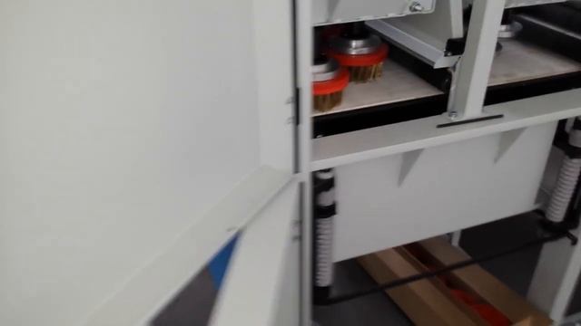 Удаление окалины с металлических деталей на зачистном станке RWT