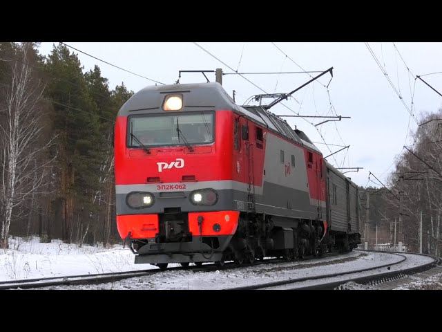 ЭП2К-062 со скорым поездом Алматы — Казань и встречный 2ЭС6-436 "Синара" с грузовым поездом