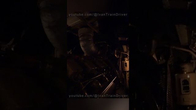 Проход по дизельному помещению тепловоза ТЭП70БС на ходу