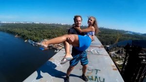ЖИЗНЬ голову КРУЖИТ: лазим по мосту, сальто с моста, Подольский мост, любовная пара