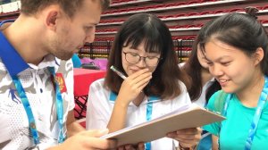 Китаянка читает русские фамилии