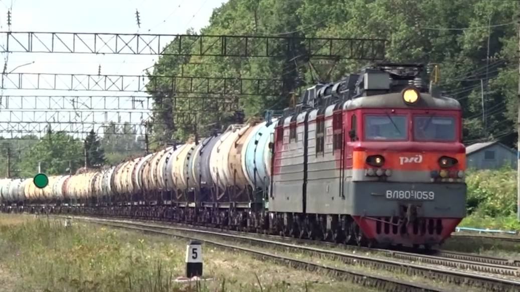 Электровоз ВЛ80с-1059 с грузовым поездом проходит ст. Ройка, Нижегородская область