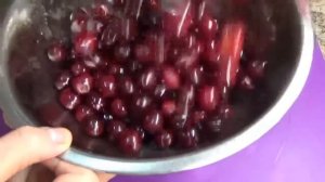 Заготовки на зиму  вишню заливаю кипящим сиропом и варенье готово