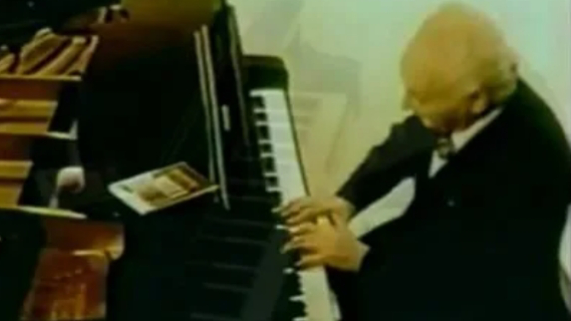 Ф.Шуберт -
Соната a-moll,I ч.
Исп.проф.Н.Перельман
N.Perelman
F. Schubert-Sonata  a-moll,I part