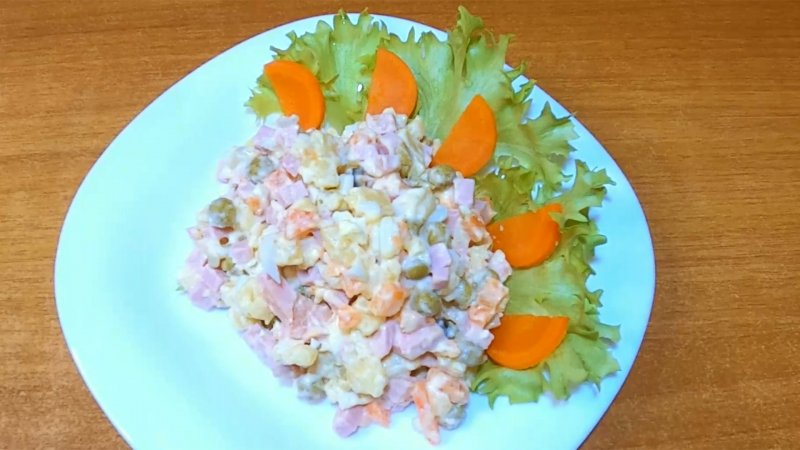 Салат ОЛИВЬЕ лучшее праздничное блюдо.