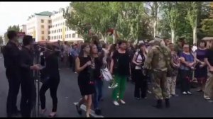 Смотрите и думайте, как украинцы прощаются в Донецке со своим лидером А.В. Захарченко.