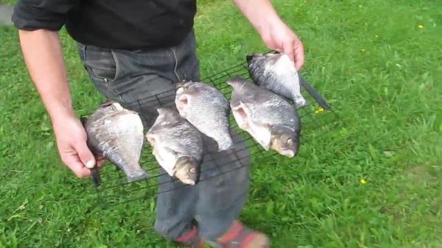 Коптильня горячего копчения. Устройство. Закладка рыбы [8vo9PaLA3gs].mp4