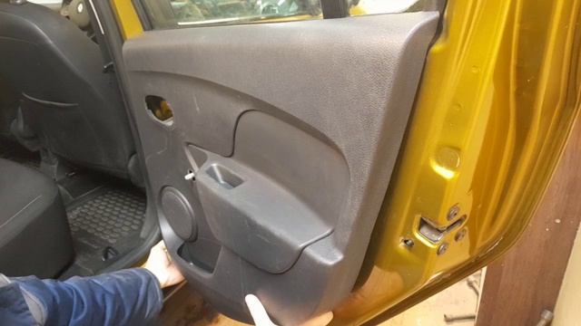 как снять обшивку задней двери рено сандеро 2