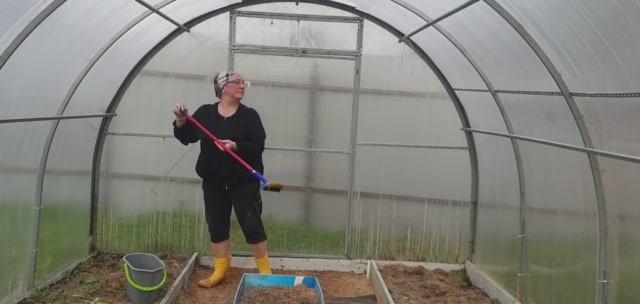 уборка в теплице из поликарбоната