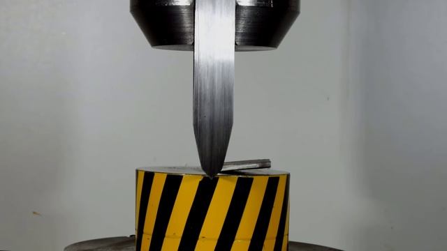 100-тонный нож против баллона с углекислым газом