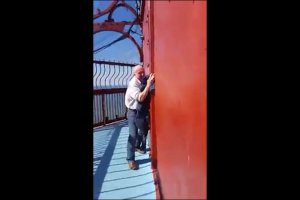 А этому мужику реально страшно