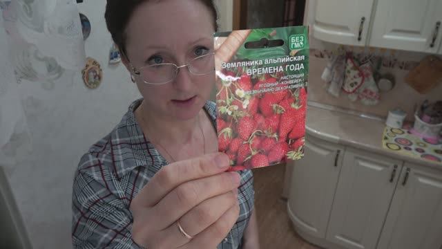 Домашнее видео. Пеку сырные лепешки и сею земляник "Руяна" и "Времена года"... 17 февраля 2024 года.