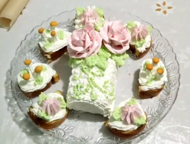 НЕБОЛЬШОЙ И БЫСТРЫЙ ТОРТИК ИЗ РУЛЕТА.