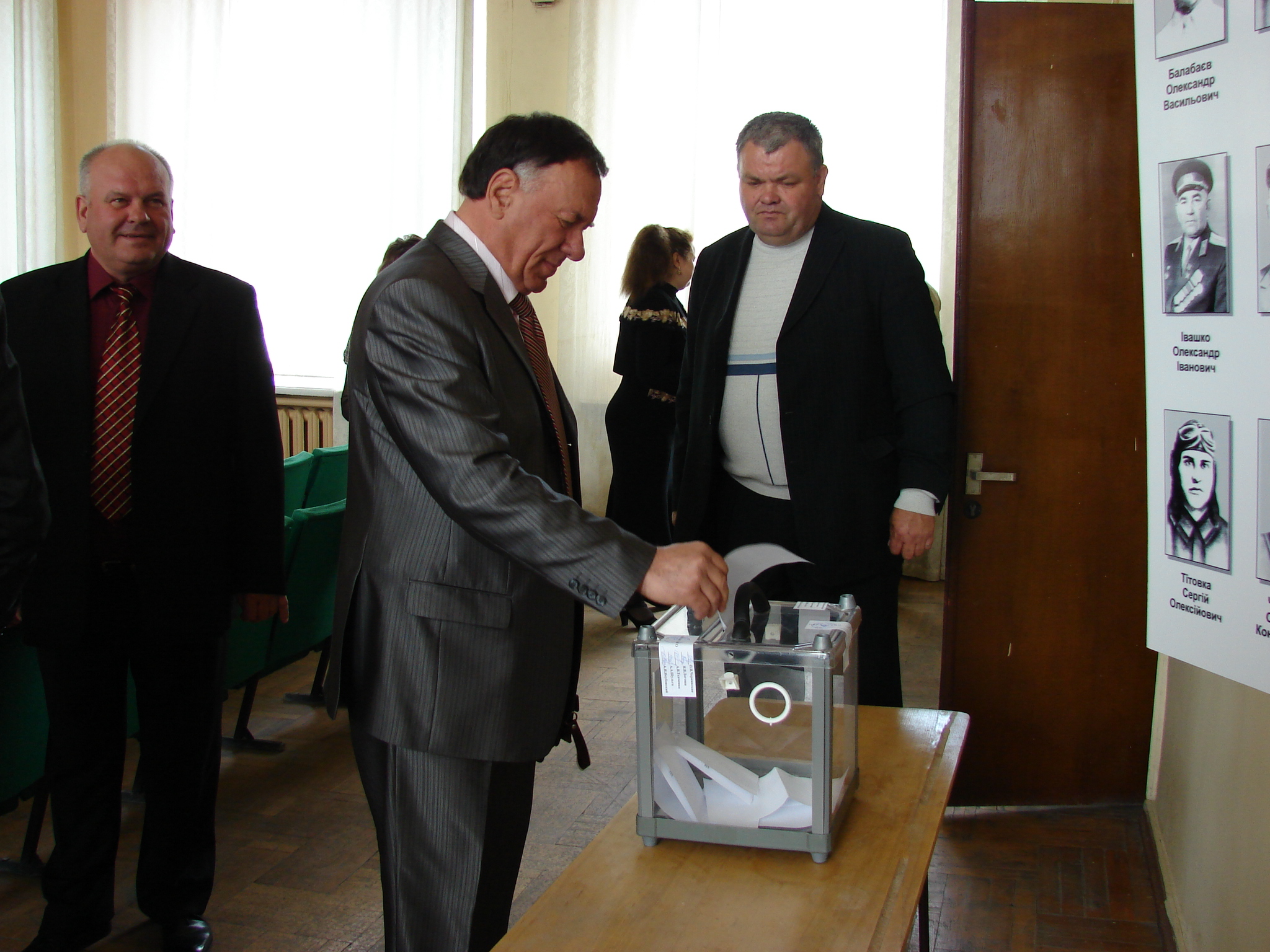 Выборы председателя  Амвросиевского райсовета _2010