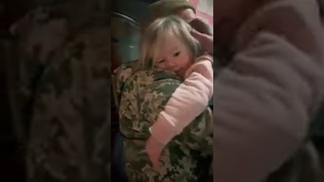 🥰❤️ Маленькая девочка не хочет отпускать своего дедушку, который только что вернулся с фронта