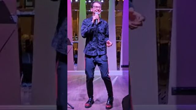 Артем Каторгин поет в ресторане.