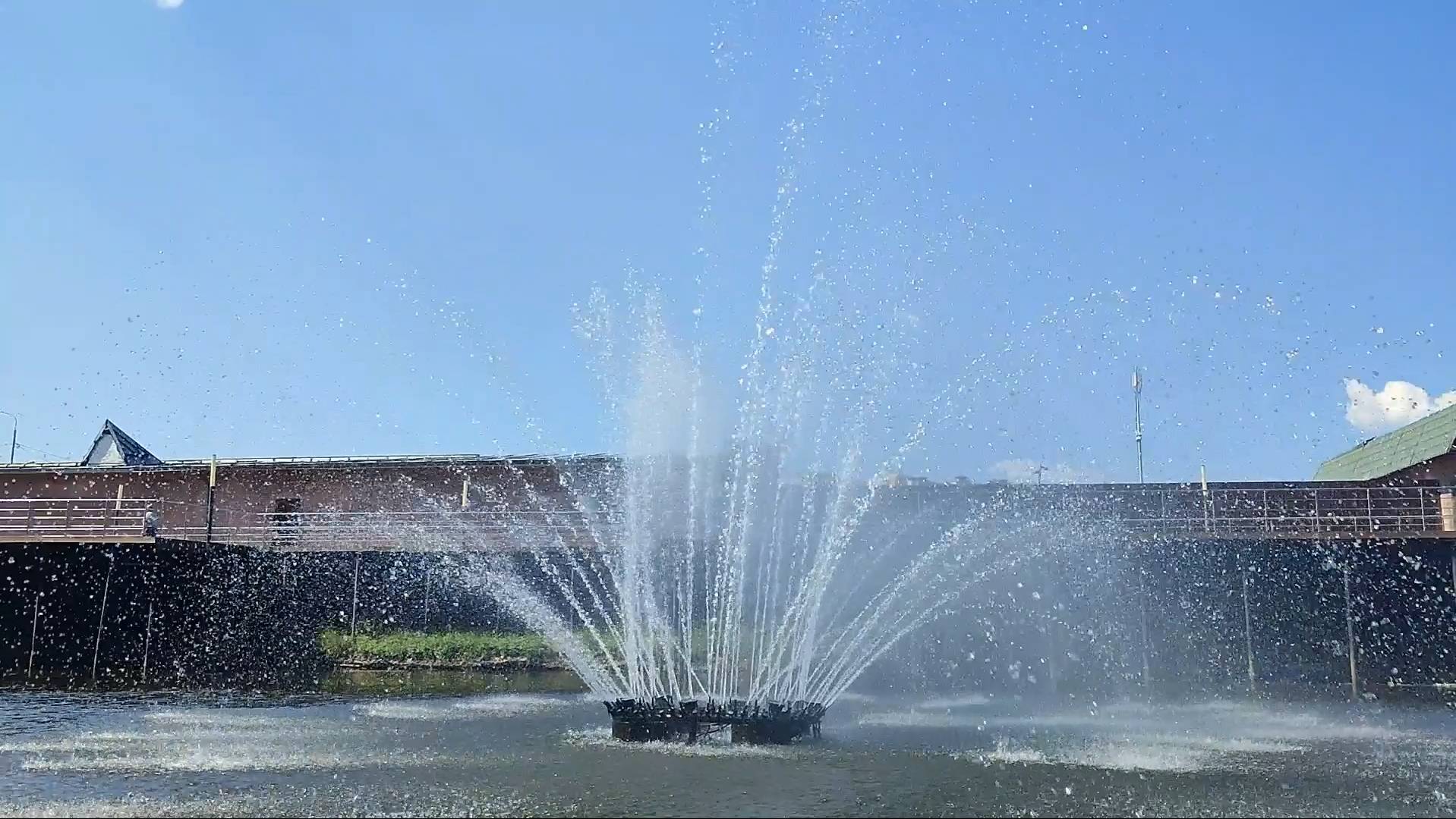 Фонтаны на реке Клязьма и голубой Собор. Вид с воды. Теплый летний день на воде.