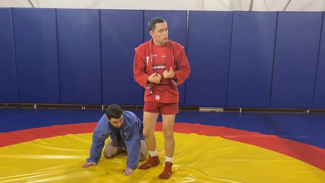 САМБО. РЫЧАГ ЛОКТЯ и УЗЕЛ ПЛЕЧА ногами, соперник на четвереньках. Sambi.st