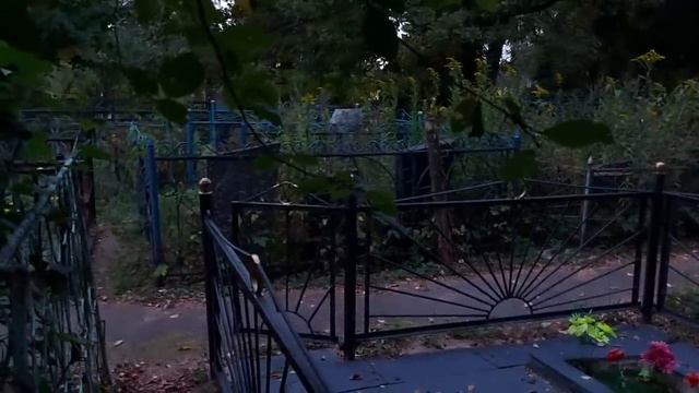 НА КЛАДБИЩЕ . ОТВЕЧАЮ НА ВОПРОСЫ . ИНГА ХОСРОЕВА . ВЕДЬМИНА ИЗБА ?