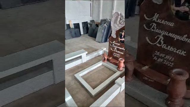 Памятник на могилу с розовым гранитом Невгранит с ангелом и цветным портретом.