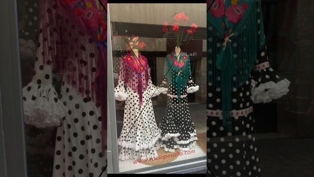Севилья. За витриной магазинов