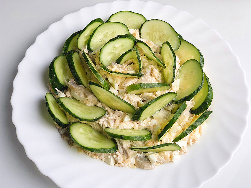 Салат "Роза из огурцов".