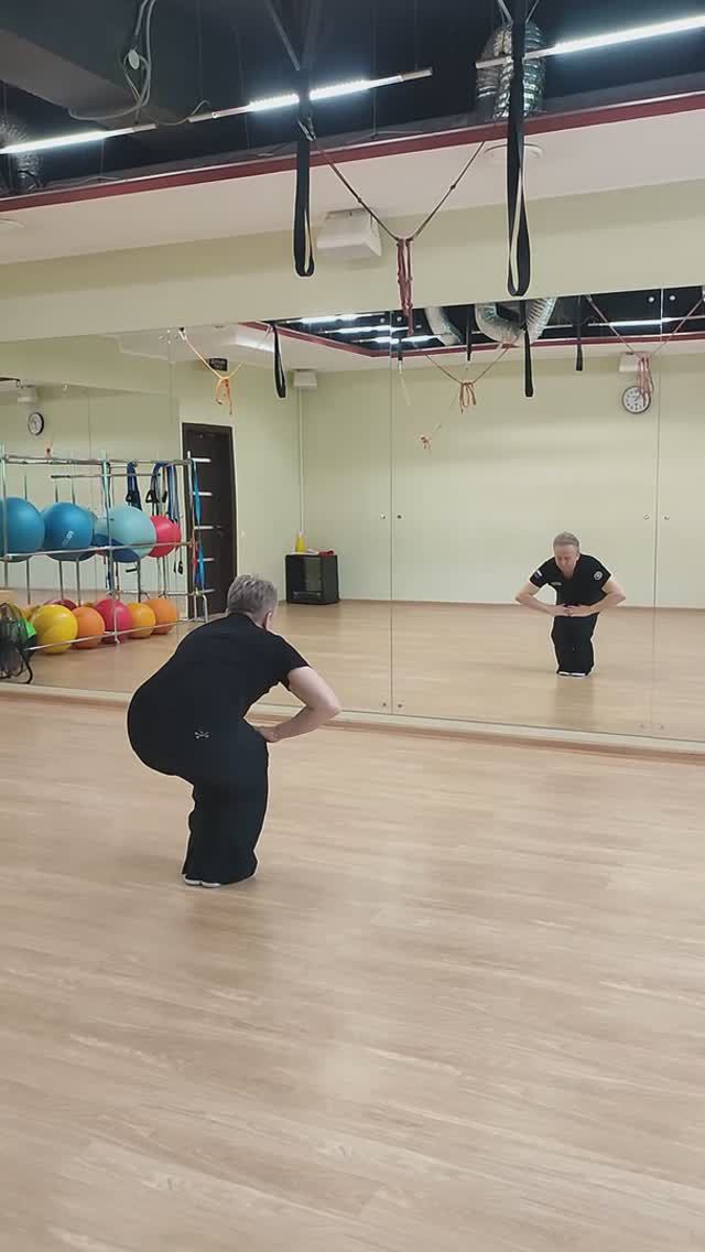 Бессмертный журавль массирует колени