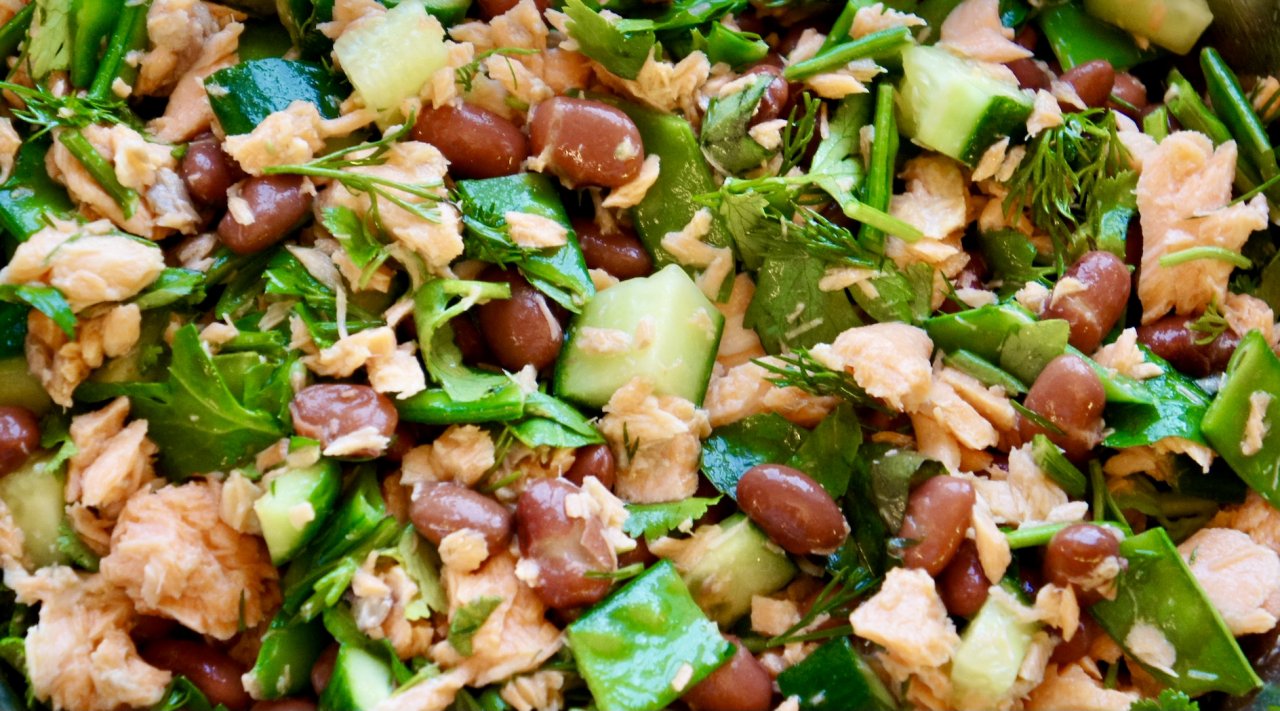 Салат из форели , красной фасоли и стручкового горошка ?