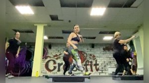 Сквот и колено разворот в степ-аэробике