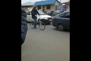 Машины уже который год нет, а привычка осталась