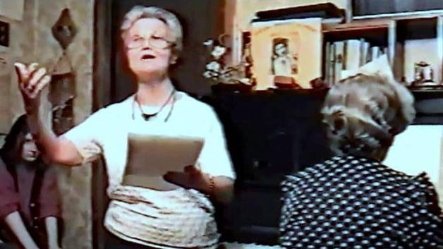 "Журавли" (запись 1996 г.). Поёт Лидия Михайловна Савченко, аккомпанирует Дьяченко Марина Петровна.