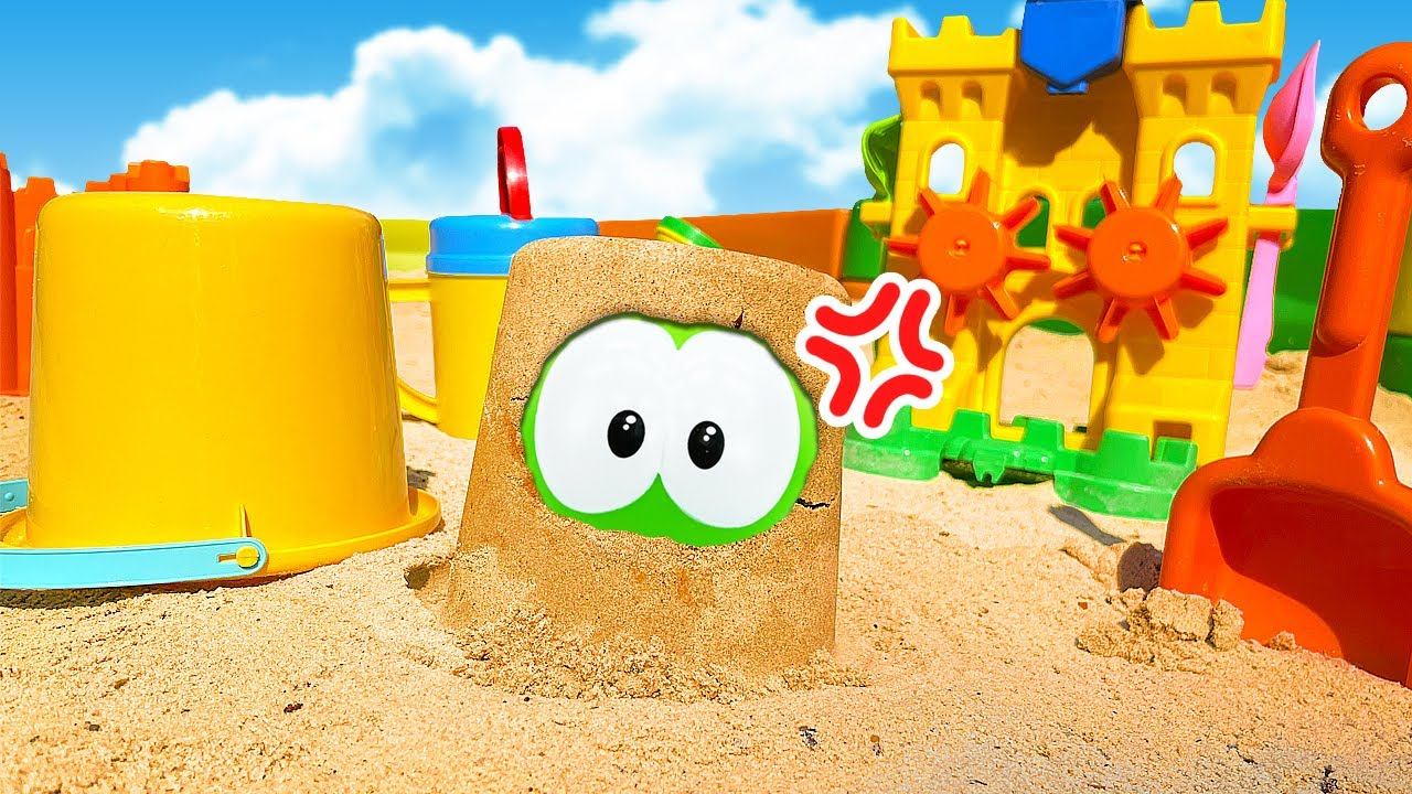 Ам Ням и прятки в песочнице! Игры и развивающее видео про игрушки Om Nom