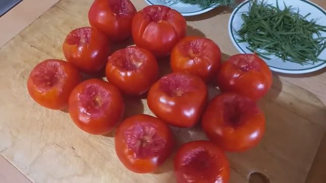 Помидоры фаршированные зеленью и чесноком.