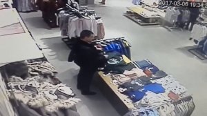 Покупатель в Саратове обоссал витрину с кофтами