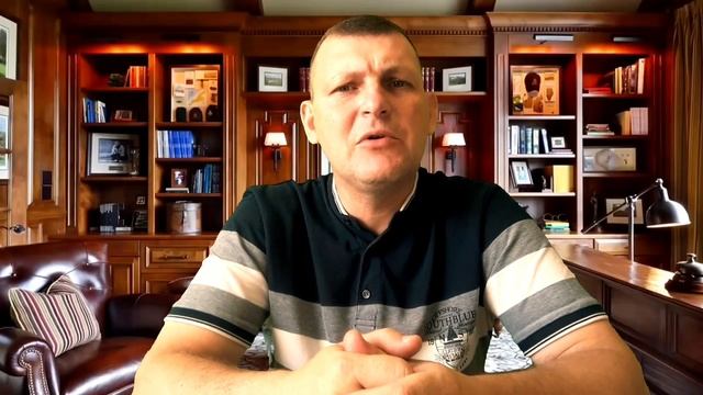 Анекдот: Молодой человек устраивается на работу