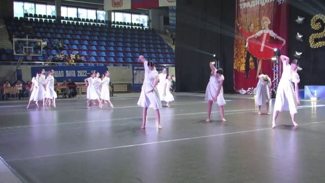 "Под небом голубым".