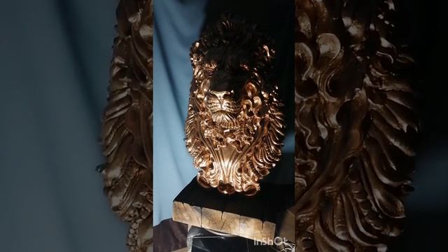 Скульптура льва. Игра света и тени.