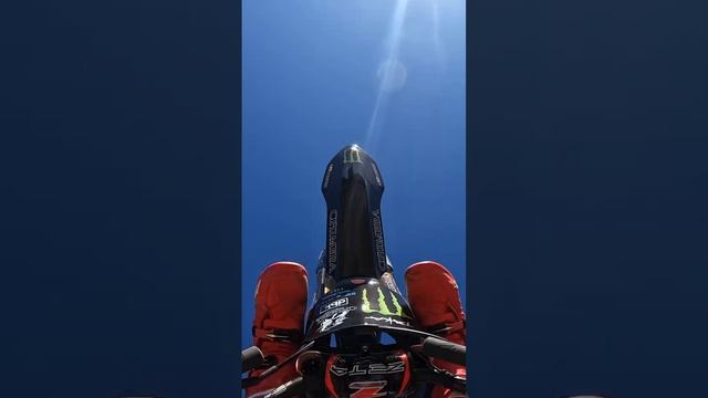 Прыжок на мотобайке от первого лица