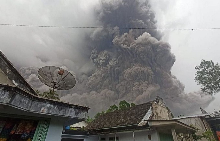 Извержение вулкана Семеру на острове Ява - есть погибшие
#volcano #Java #Semeru