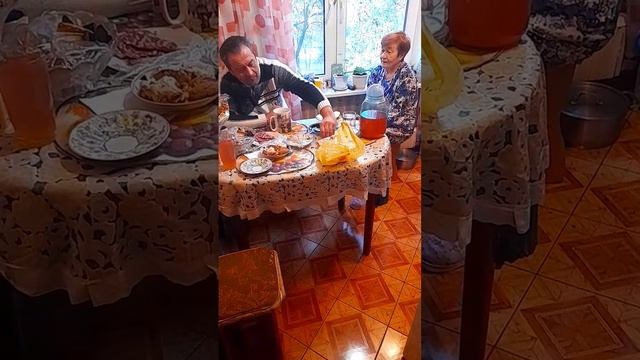 Мама с братом разговариваю и он пьёт чай