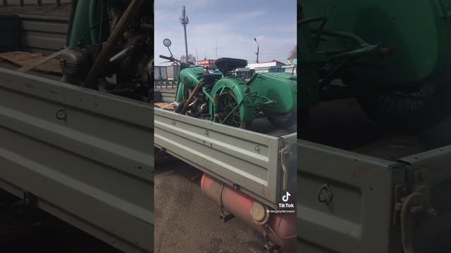 Разгрузка мотоцикла с коляской из кузова  газели.