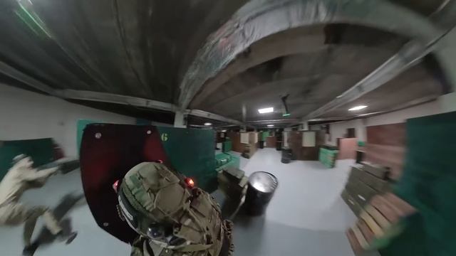 Работа со щитом на арене (лазертаг)