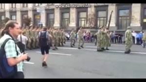 Трансвестит репетирует на параде с Украинскими военными. 